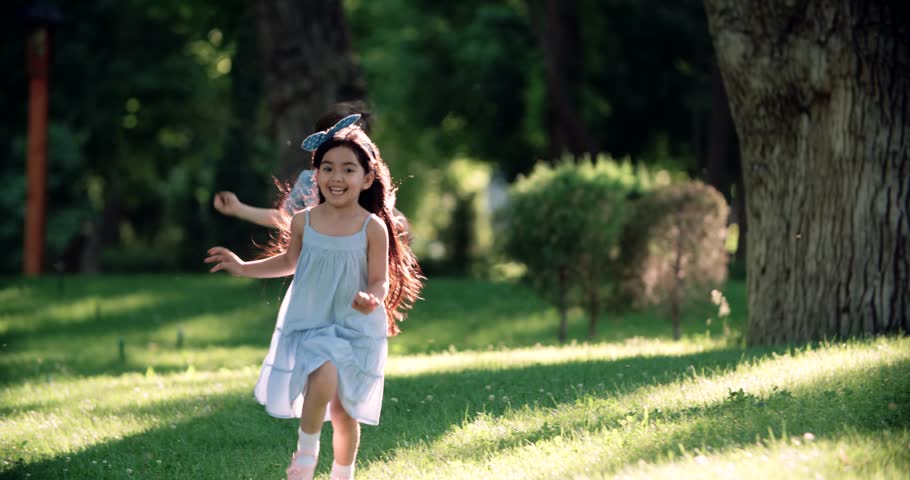 Children Running Around in Garden 스톡 동영상 비디오(100% 로열티 프리) 28711441 ...