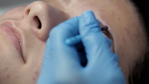 L'esthéticienne tache les sourcils au client : vidéo de stock (100 % ...