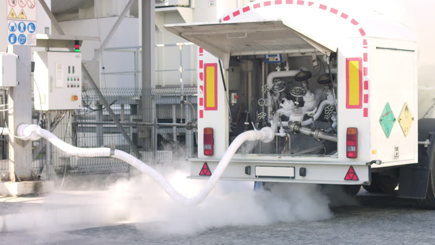 cryogenic tanker filling liquid nitrogen: video de stock (totalmente ...