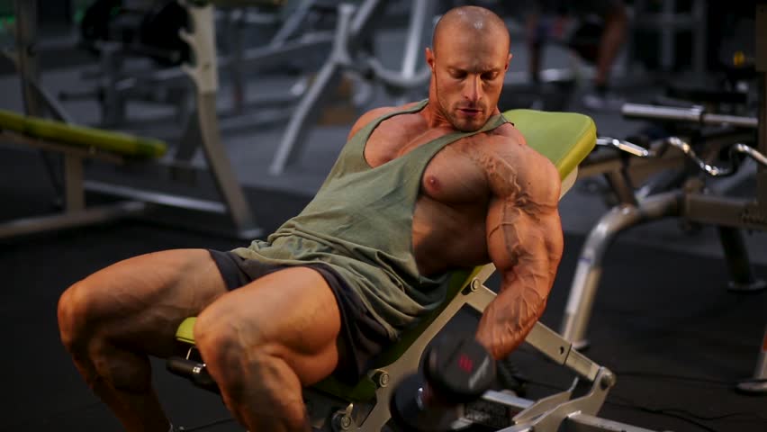 Bodybuilder Training in Gym : vidéo de stock (100 % libre de droit ...