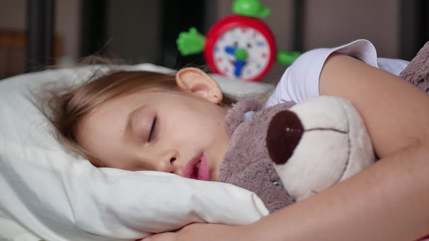 cute little girl sleeping teddy bear Stockvideoklipp (helt royaltyfria ... cute little girl sleeping teddy bear Stockvideoklipp (helt royaltyfria ...