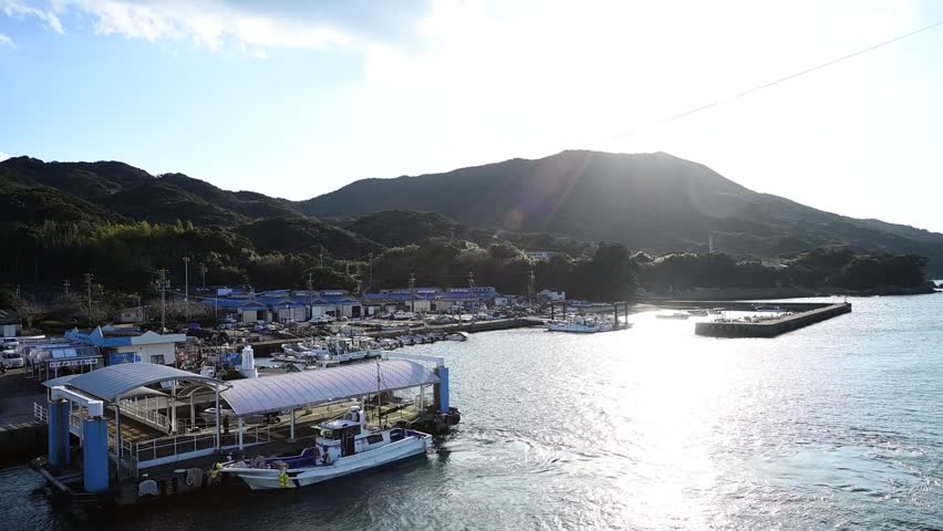 A catamaran arriving at Sugashima Port (Toba, Mie, 2025, Jan.) | freepik