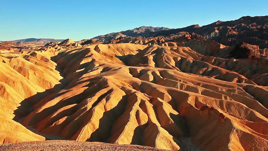 sunset heavily eroded ridges famous zabriskie: video de stock ...