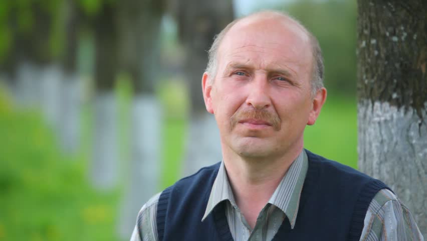 homem de meia-idade careca com bigode: vídeo stock (100% livre de ...