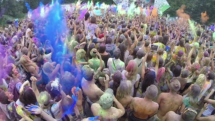 Happy Crowd Throwing Color Paint Stok Videosu (%100 Telifsiz) 7434991 ...